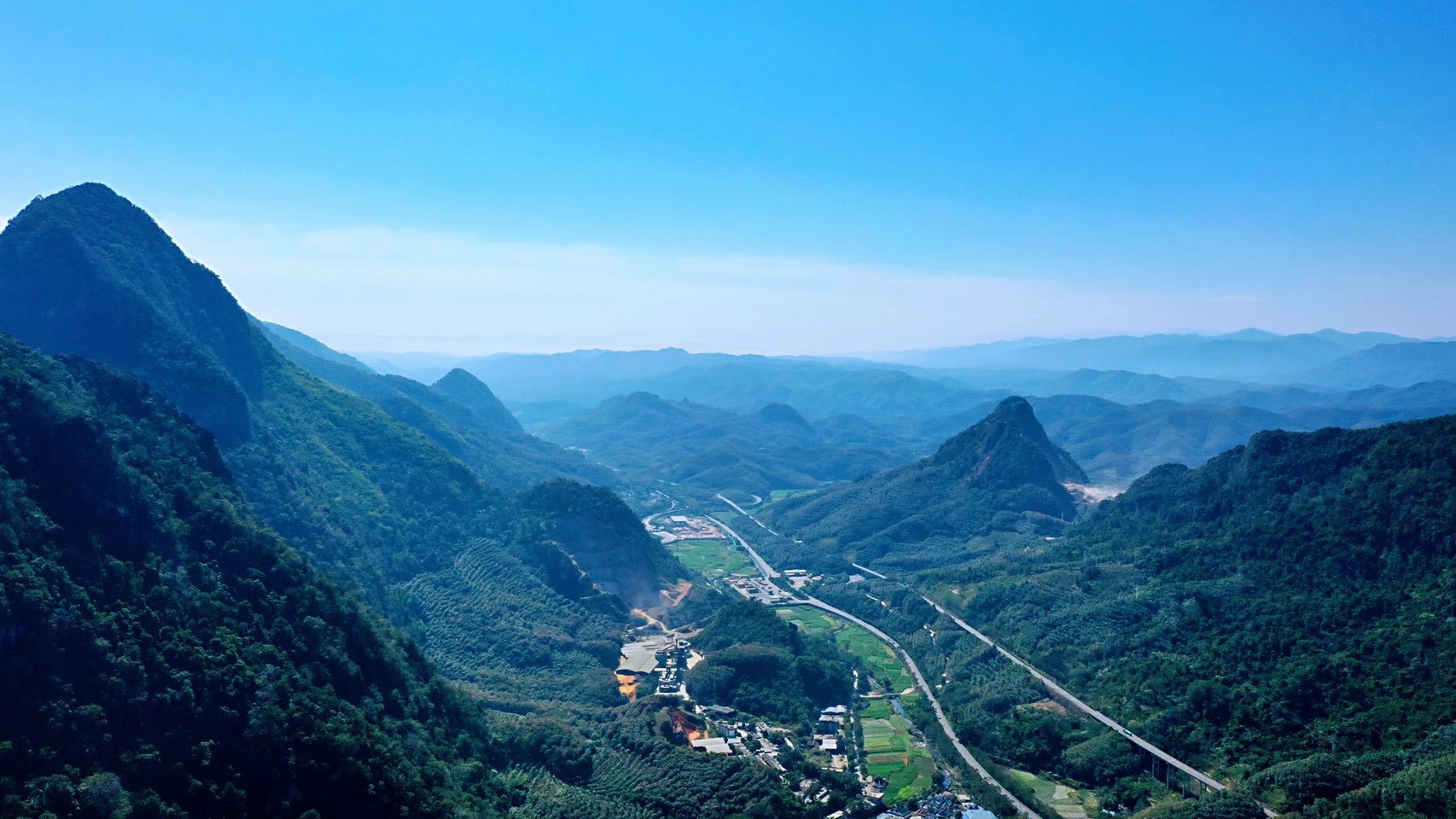 Mysterious tropical rainforest and underground caves - iNEWS