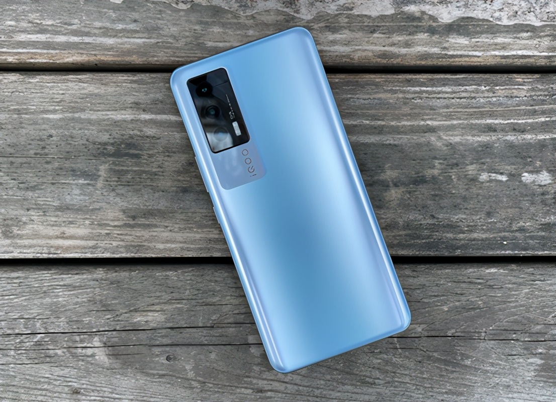 It is recognized that the three mobile phones with good reputation are ...