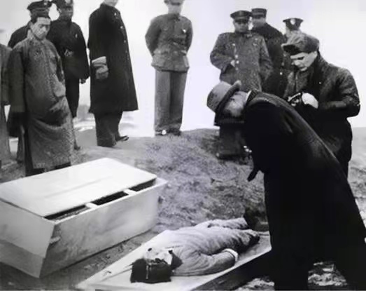 Yoshiko Kawashima was shot, holding a poem tightly in his hand ...