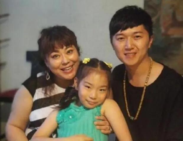 50-year-old Li Jingjing and her 21-year-old husband show their ...