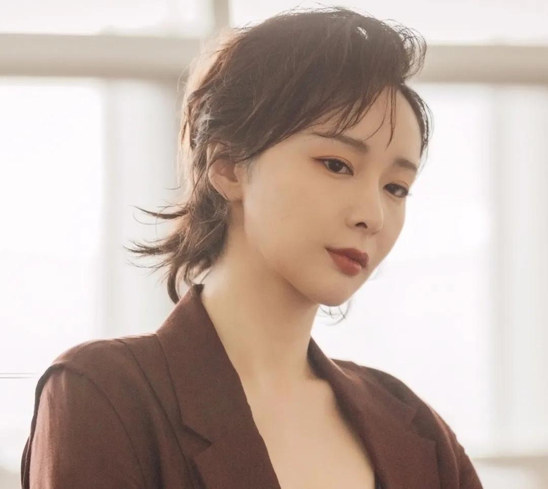 The actress of "I Am Yu Huanshui", she has a plain figure but with a ...