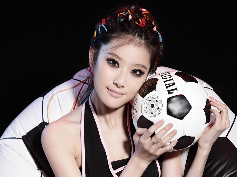 Beautiful singer Zhang Ruyi - iNEWS