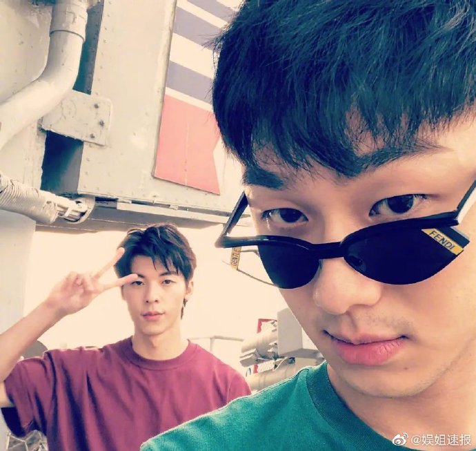 A close photo of Shi Baiyu and his friend Yang Menglin Xu Guanghan - iMedia