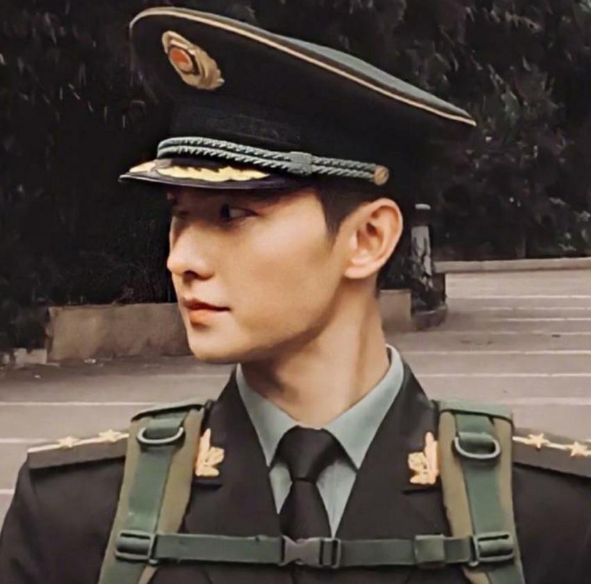 Which one is better in military uniform style?Chen Xingxu's new play ...
