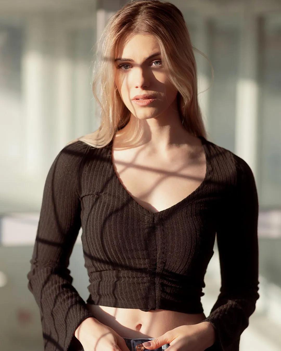 The beautiful fashion model anja keca, more than enough, light and not self-sustaining - iNEWS
