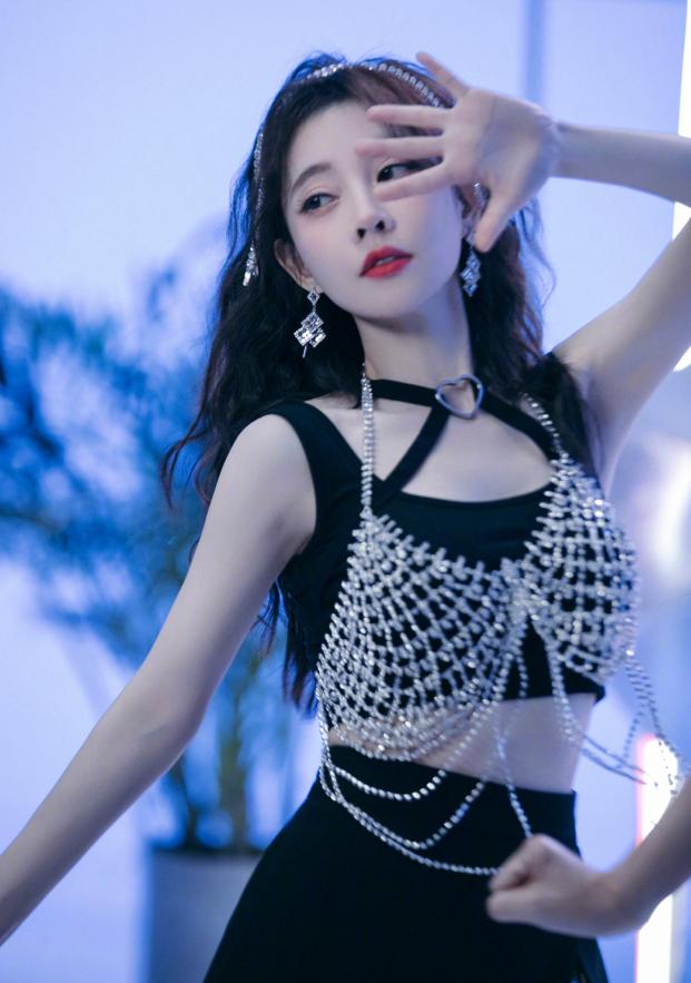 Feng Timo is fully transformed, the new song "Peep" MV challenges the ...