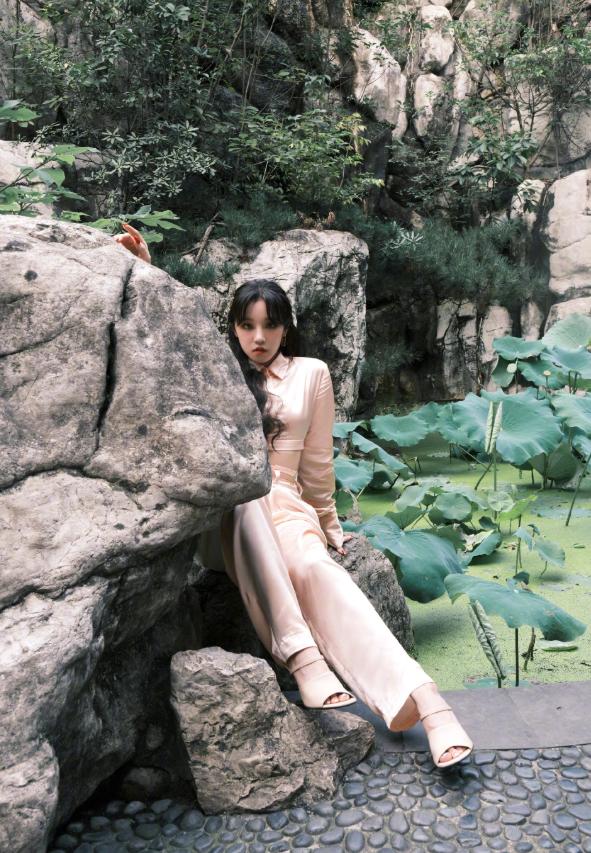 Song Yuqi's summer portrait released, the pink satin suit is fresh and ...