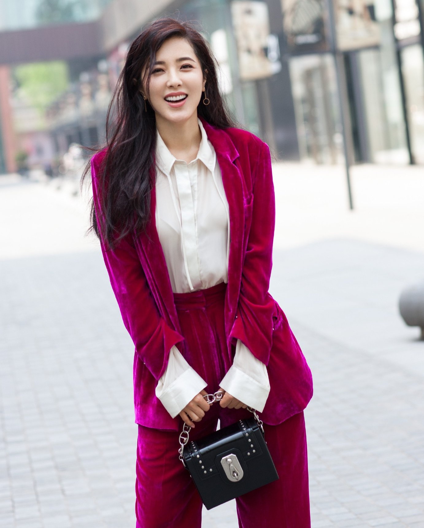 Zeng Li wears a rose red velvet casual suit with a white shirt, exuding ...