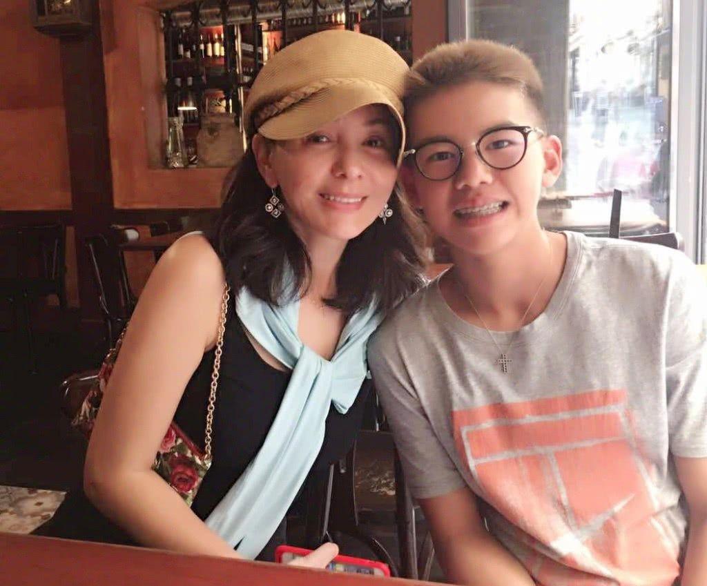 Aunt Xue Wang Lin with her ex-husband son and Zhao Wei, Lin Chiling ...