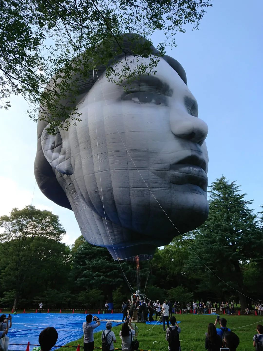 A giant "head balloon" floats over Tokyo with luminous light. Is this ...