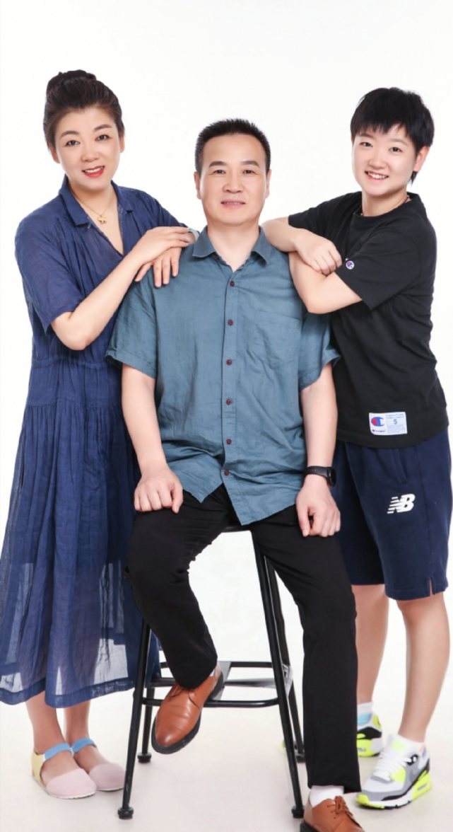 Group photo of Guoping's family, Chen Meng looks like his mother, and ...