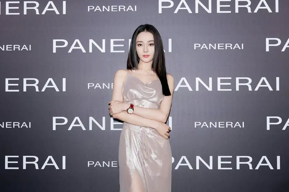 Di Ali Reba's "modeling face" with a suspender liquid skirt, step by ...