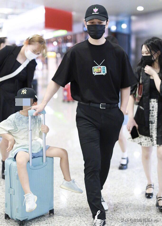 Huang Xiaoming takes his son to the airport, his T-shirt and slim pants ...