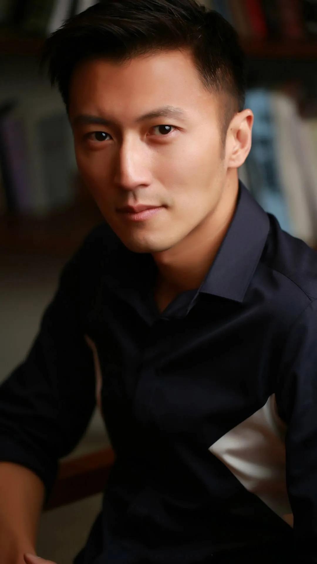 Nicholas Tse has his father and his son. Was it gold or broken iron ...