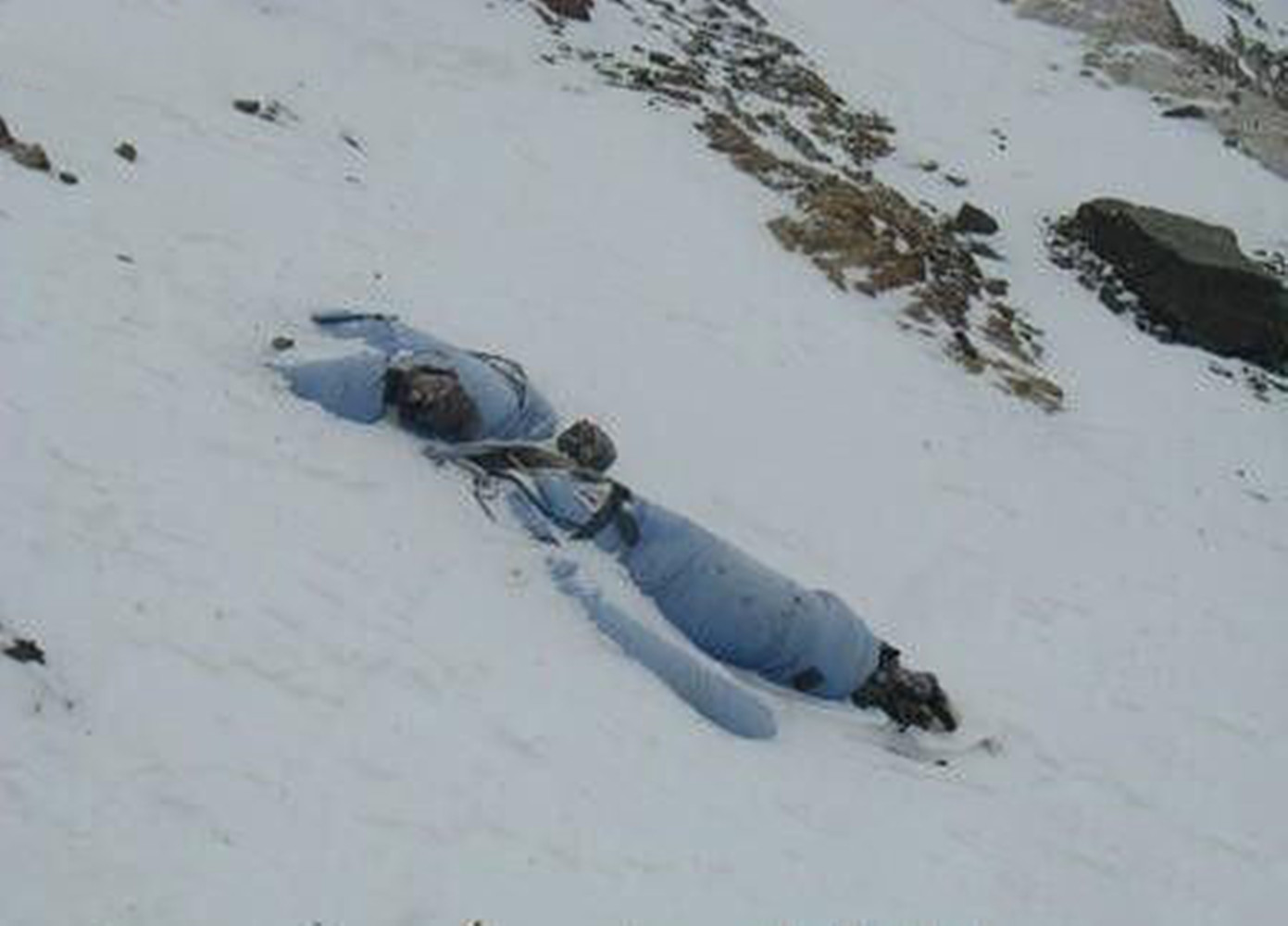 The "green boots" that have been lying on Mount Everest for 25 years ...