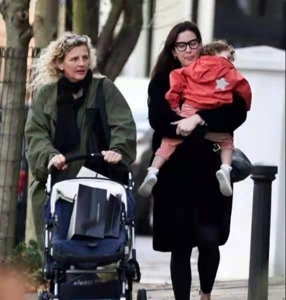 The 43-year-old elf princess is out of shape, her face is haggard, and ...