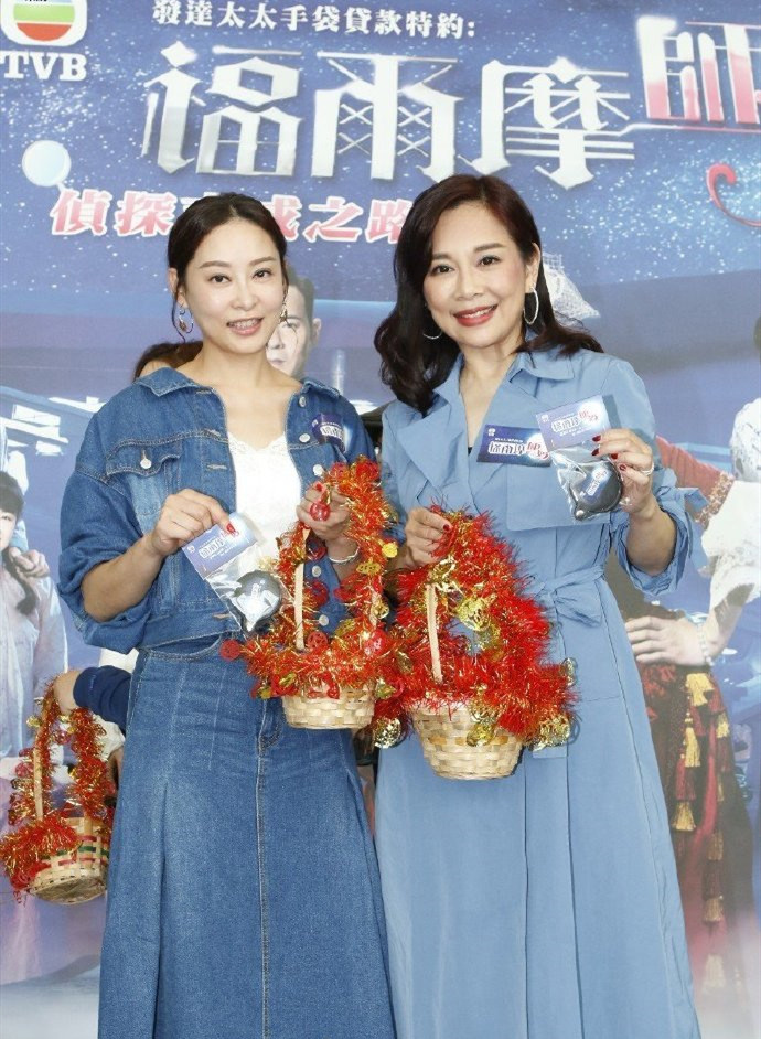 48-year-old Chen Songling wears a blue trench coat to reduce her age ...