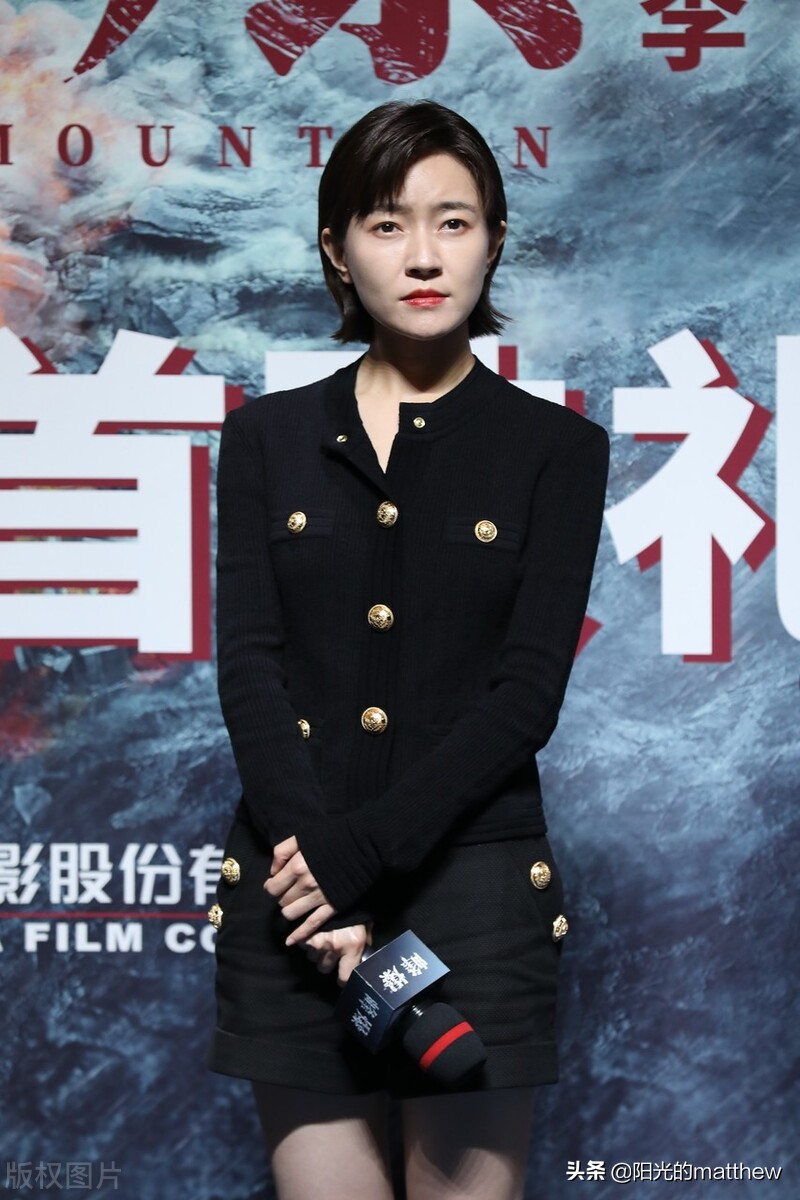 At the premiere of the movie "Peak Burst", Jiao Junyan has short hair ...