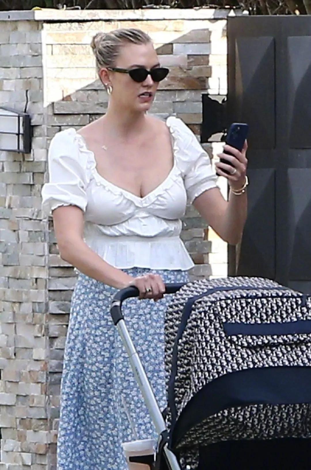 Novice supermodel mother Carly Klaus walks her baby on the streets of ...