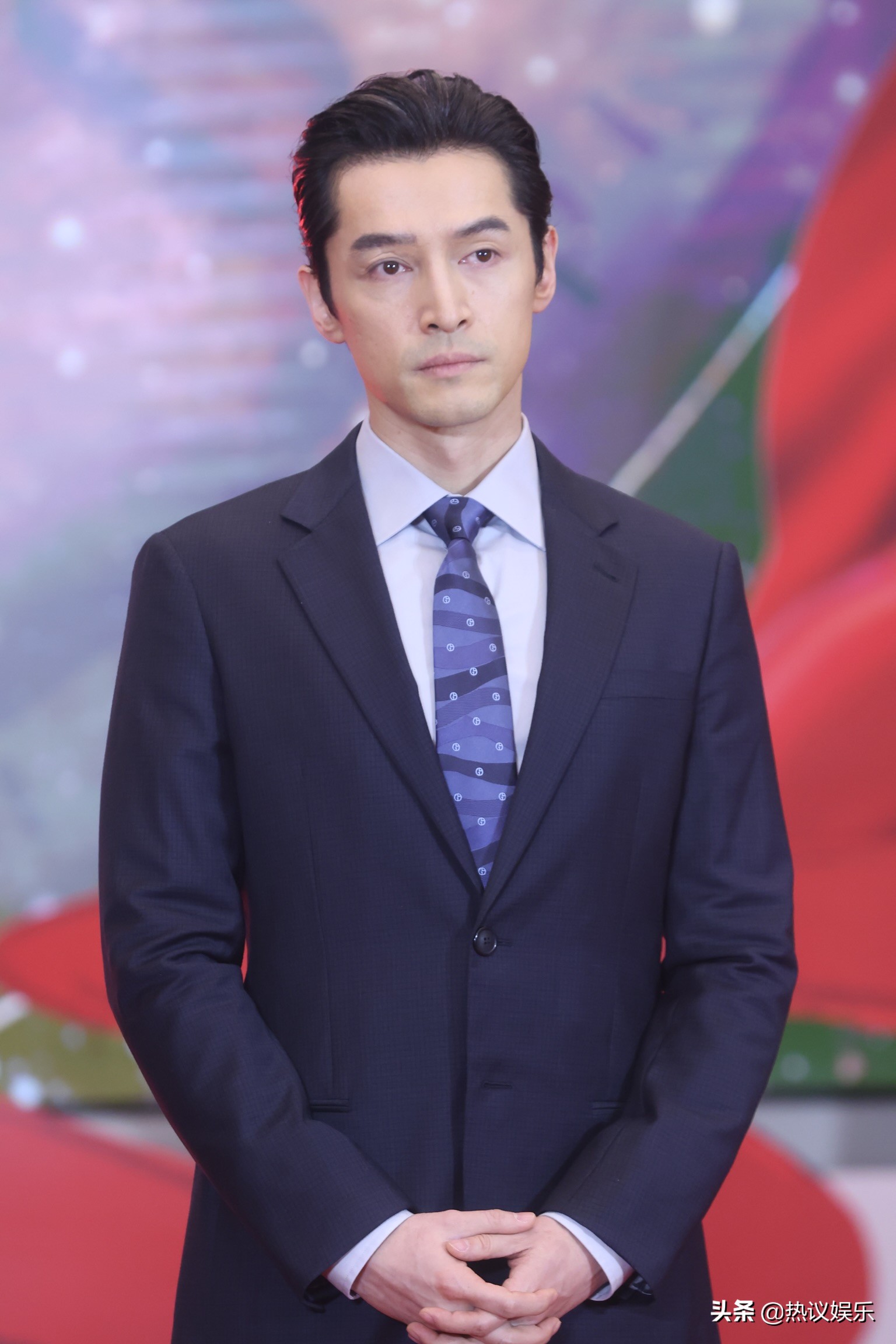 Hu Ge in a dark suit with a big back to attend the "Time's Answer ...