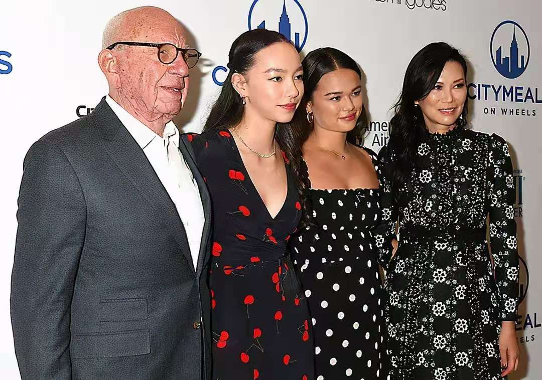 Wendi Deng's 19-year-old eldest daughter looks really good! Wearing a square skirt and hitting ...
