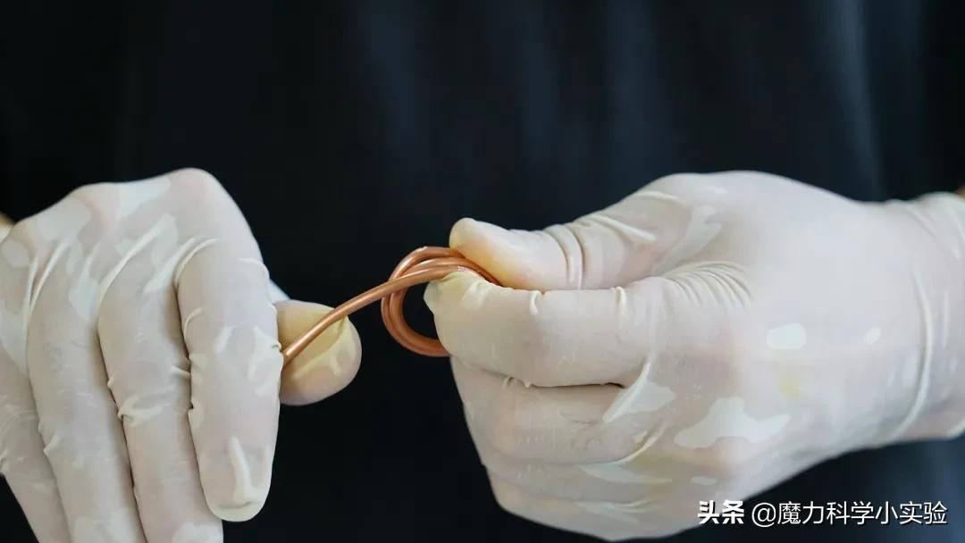 The magic science experiment, the copper pipe is close to the flame. I ...