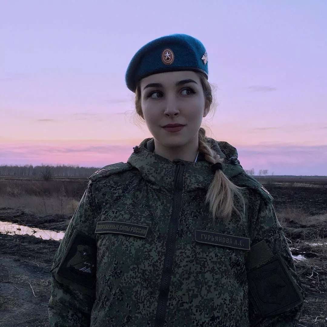 You look so good when you smile!With a smile, I looked at the heroic ...