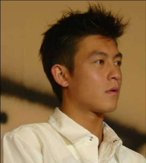The 41-year-old Edison Chen's family of three watched the game. The ...