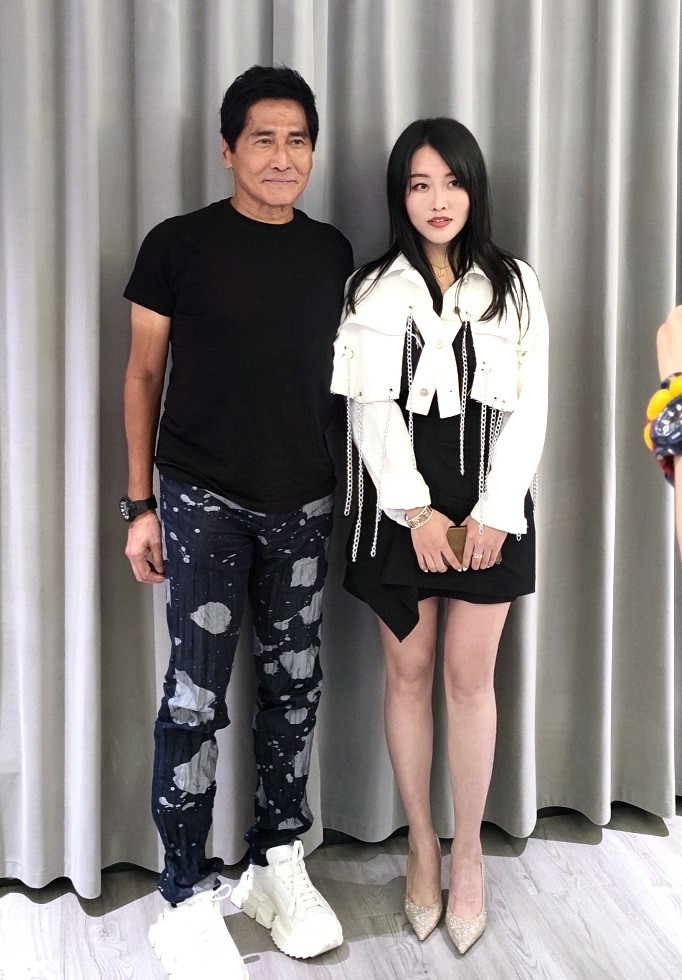 Qi Qin appeared in business performances and showed his old attitude ...