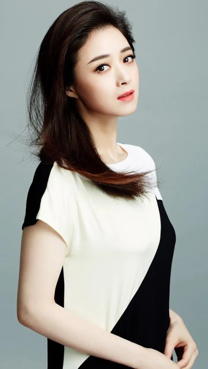 Glamorous and eye-catching Jiang Xin, full of queen demeanor - iNEWS