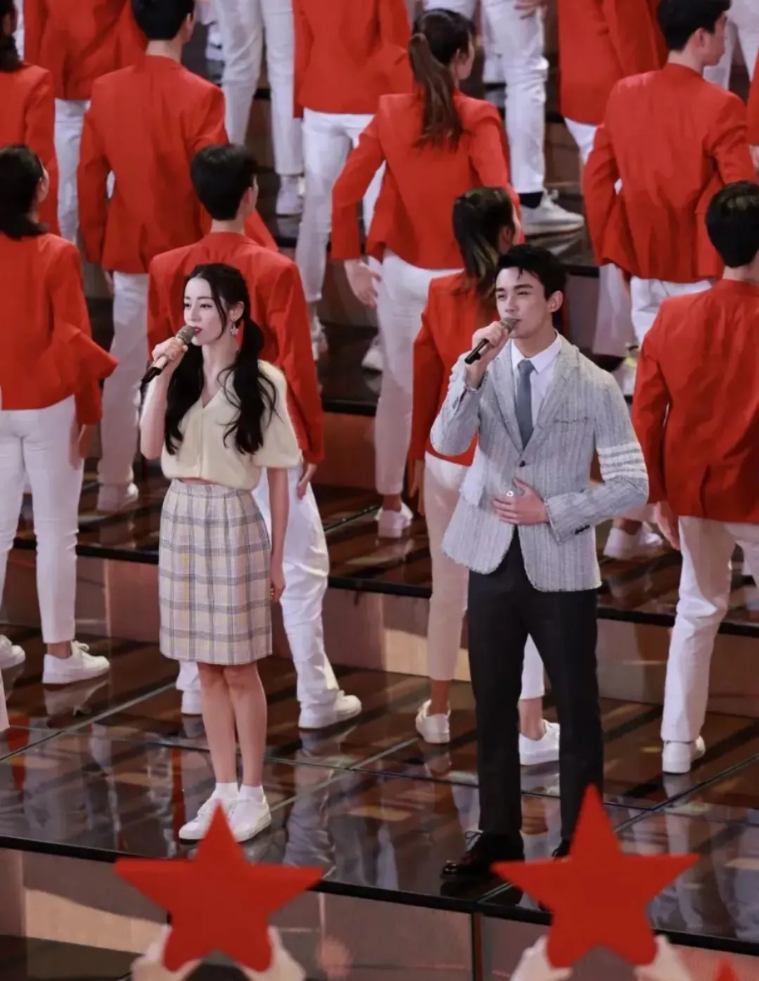 Beginning at the CCTV May Fourth Party: Reba Wu Lei is super sweet and ...