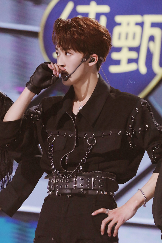 INTO1 is a group, Ren Hao is praised twice for his performance, and Luo Zhixiang is also ...