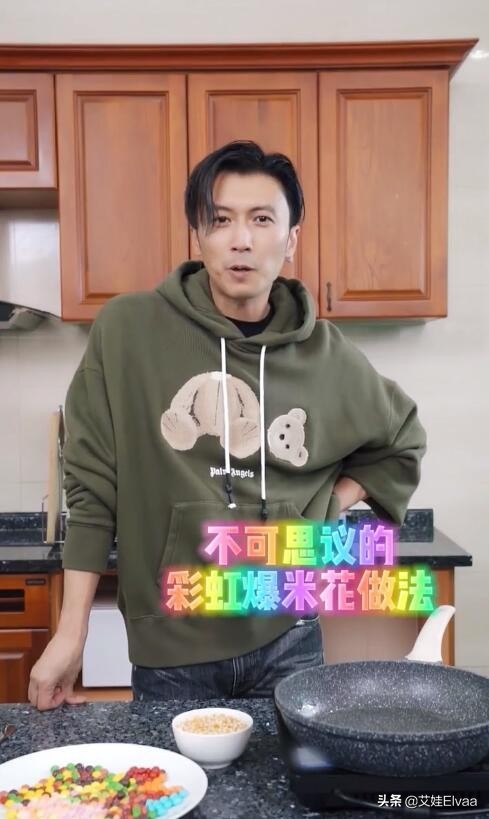 Nicholas Tse turned to work as a chef, wore a sweater and dyed blue ...