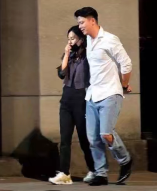 Peng Jiahui and the muscular man held hands to press the road and kissed in the street. After ...