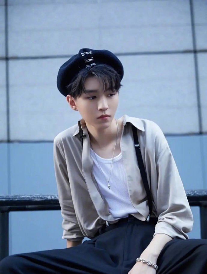 Beret style: Zhang Yixing, Xiao Zhan, Yi Yan Qianxi, Li Xian, Gong Jun, Wang Junkai, Wang Yuan ...