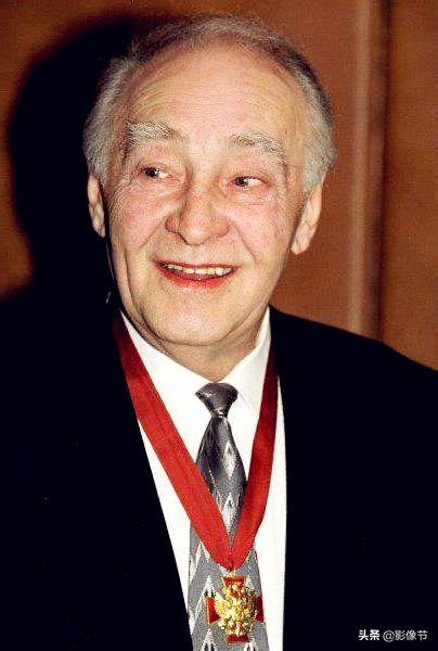 "Seventeen Moments of Spring", who is the actor who plays Stiritz's ...