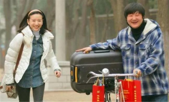 Pan Yueming took his 37-year-old girlfriend to shop, and walked with ...
