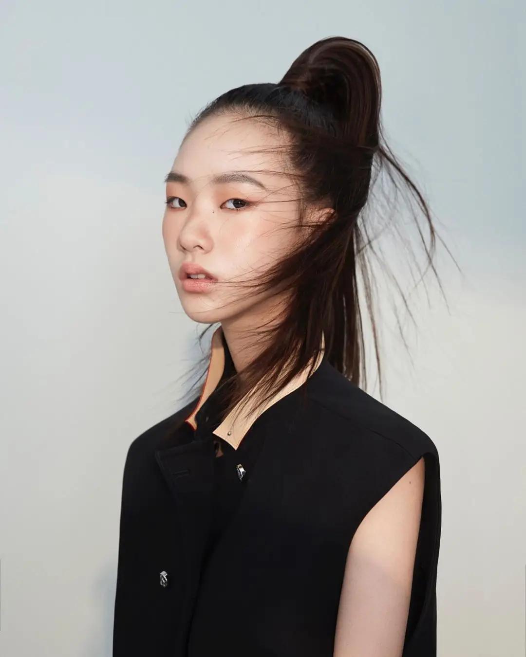 Another "ugly model" out of the circle!Looks like a cuckoo: What?Russia ...