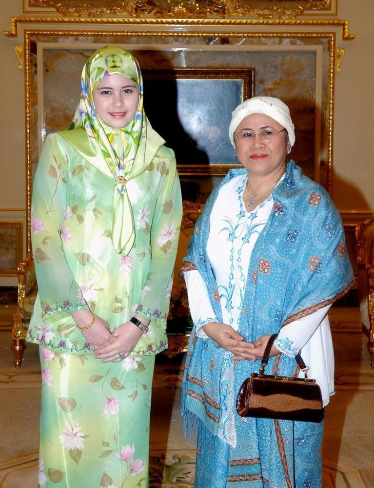 The Crown Princess of Brunei is so lucky!Married at the age of 17 and ...