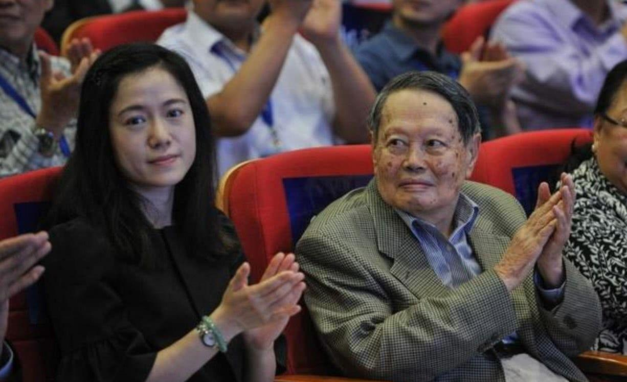 98-year-old Yang Zhenning is full of spirits, 44-year-old Weng Fan is ...