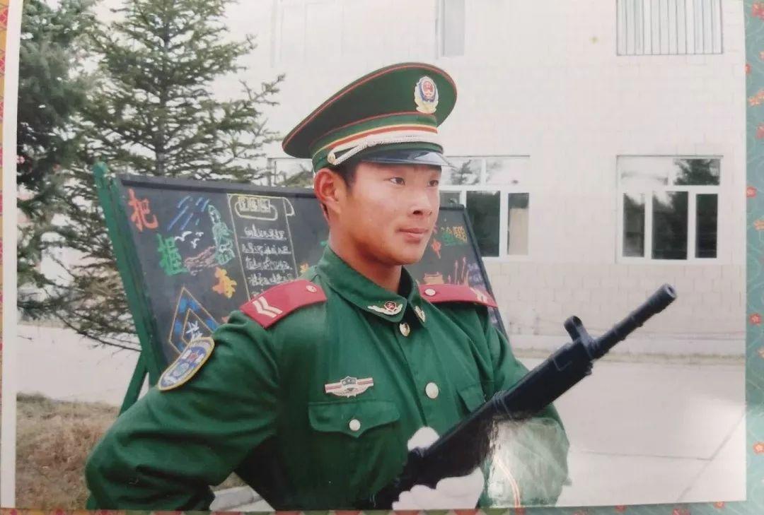 What is the yellow rope on the uniform?Military uniforms of various ...