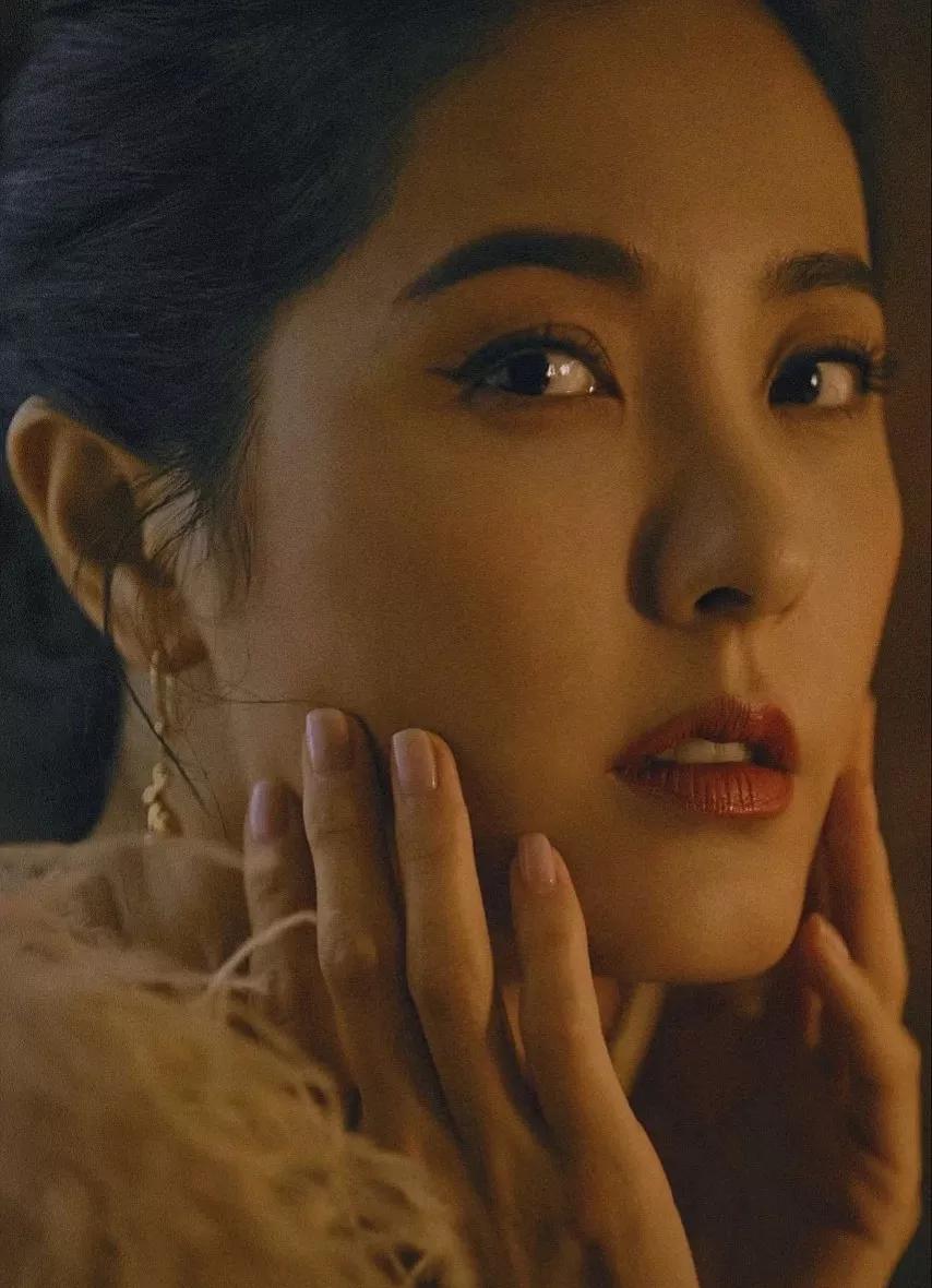 The most beautiful actress Zeng Li - iNEWS