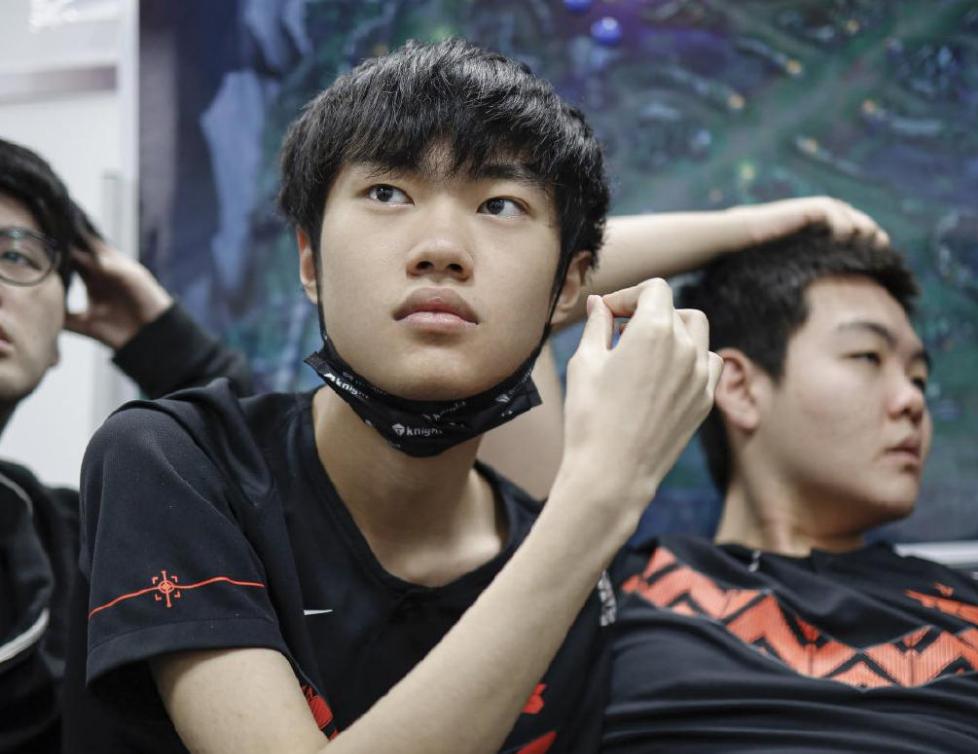 King Ning bluntly said that his left hand is better than Chovy, if ...