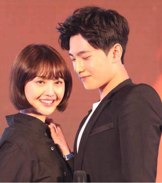 A close photo of Yang Yang and his friend Zheng Shuang, Liu Yifei, Song ...