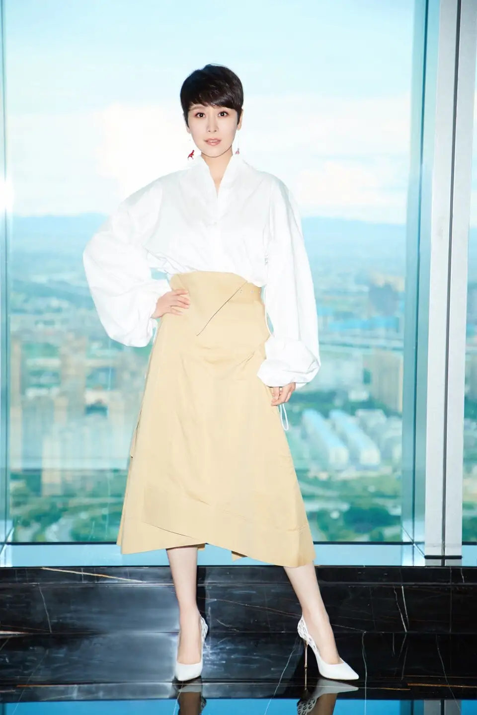 Haiqing rarely has such a large scale. Wearing a V-neck tube top with a ...