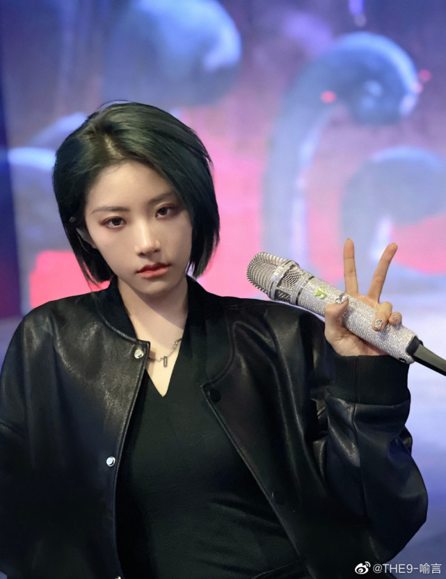 Yu Yan appeared for the first time after his birthday, with long red ...