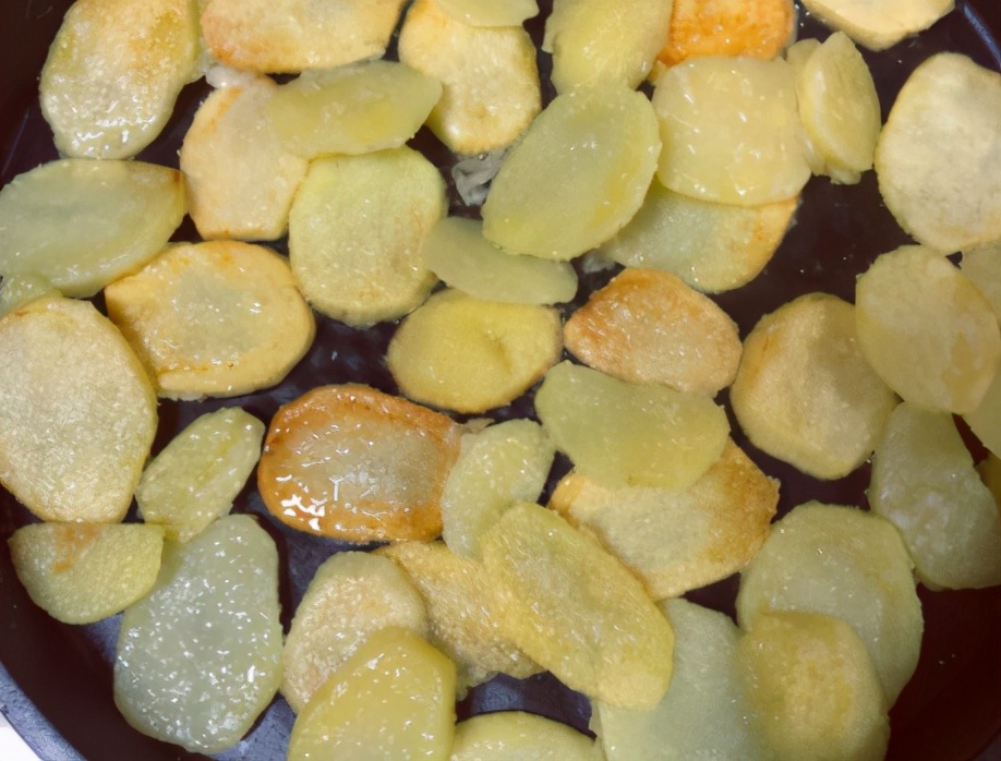 Recently, the most greedy dish in my family, sliced and fried ...