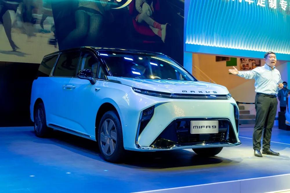 Follow the president to visit the auto show-Zhiji L7 opened the door ...