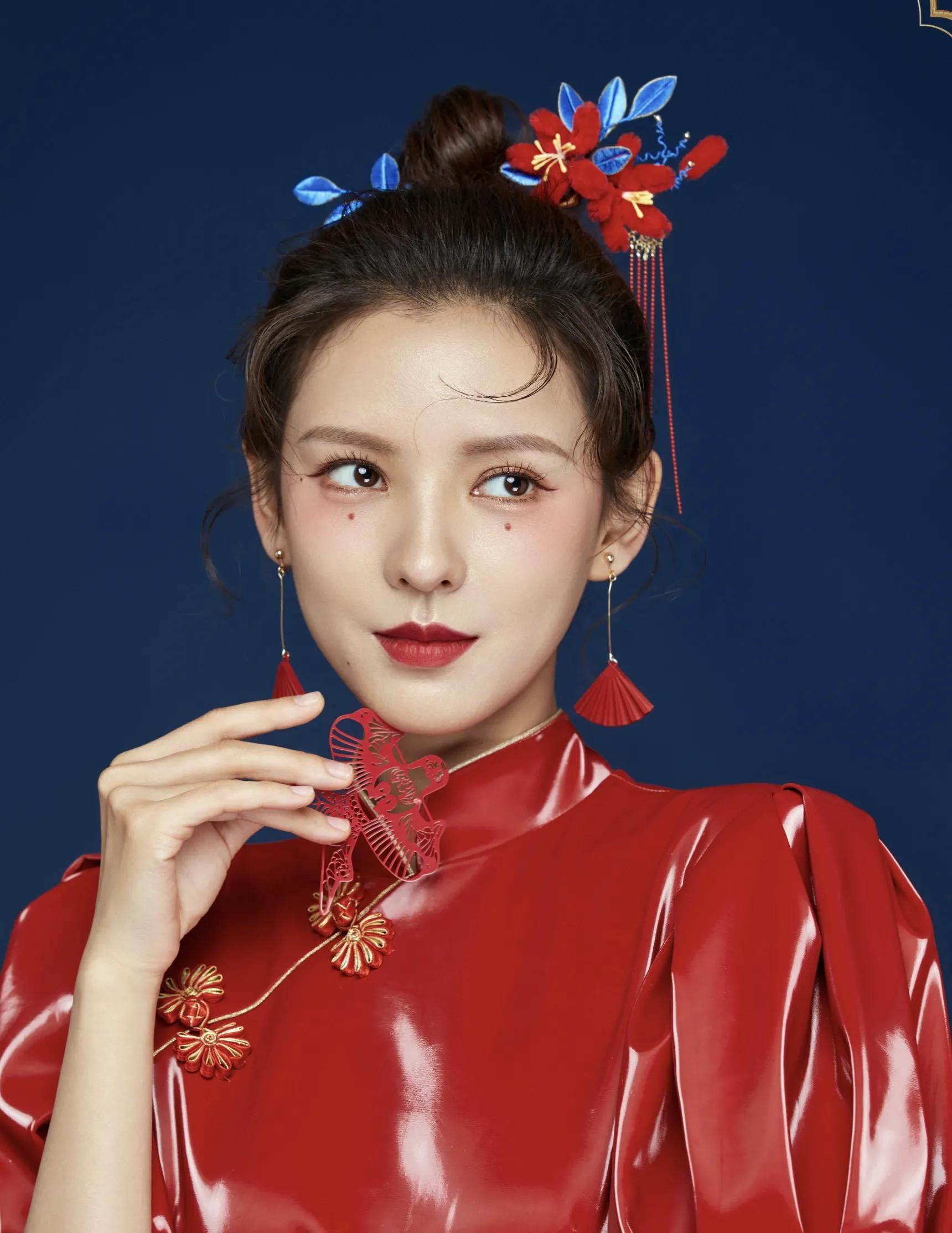 Zhang Yuxi took a family portrait with his parents. The style is too ...