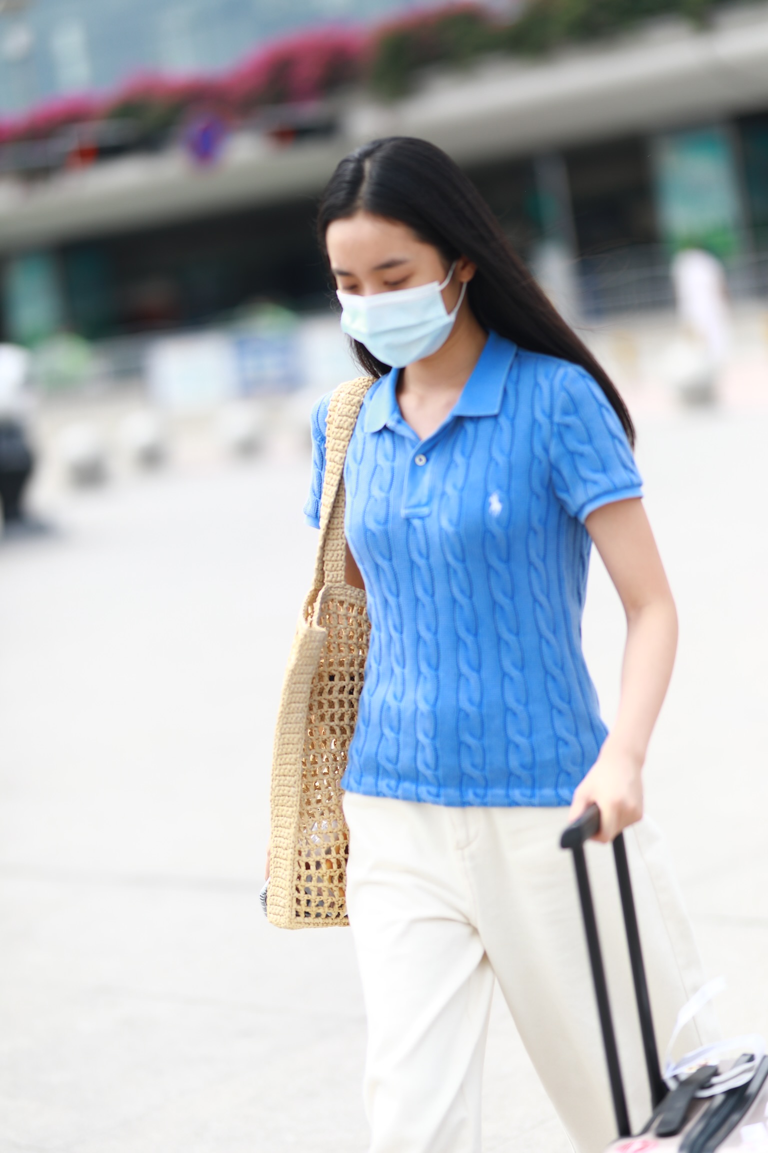 Fan Shiran appeared in the airport in simple dress, blue and white ...